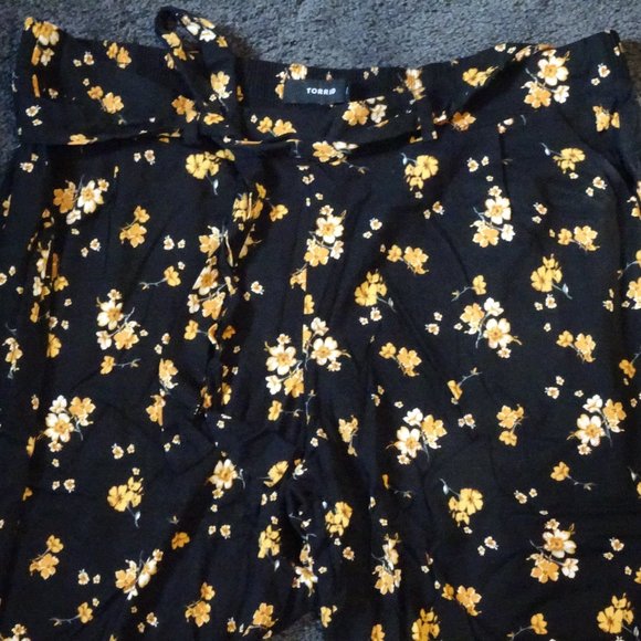 torrid | Pants & Jumpsuits | Torrid New Black With Floral Yellow Print ...